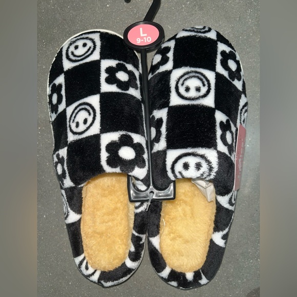 Shoes | Nwt Cozy Fuzzy Checkered Smiley Face Flower Print Slippers ...